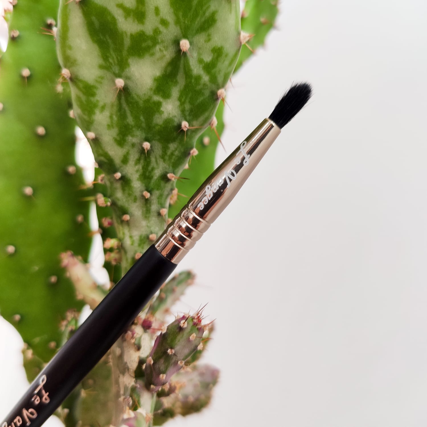 PINCEL ESFUMAR/PRECISÃO DELTA 17 LE VANGEE - Desiderata Beauty Store